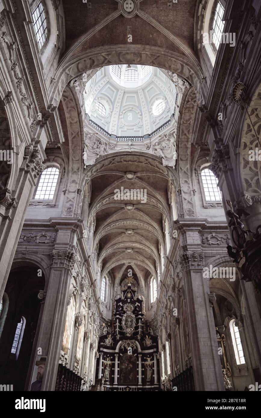Communion altar cathedral basilica saint hi-res stock photography and ...