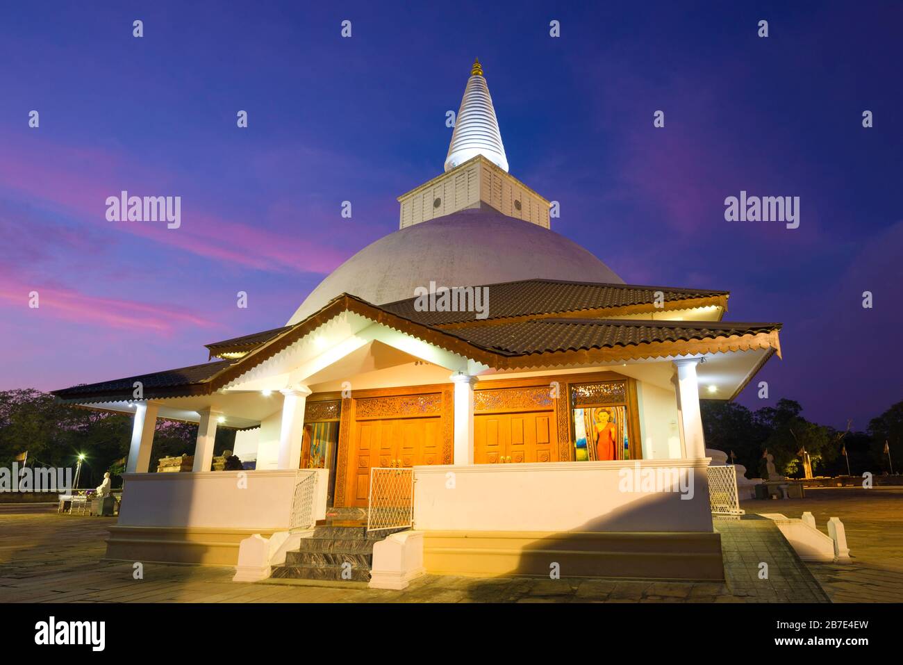 Buddhist temple at Mirisawetiya Dagoba in the evening twilight ...
