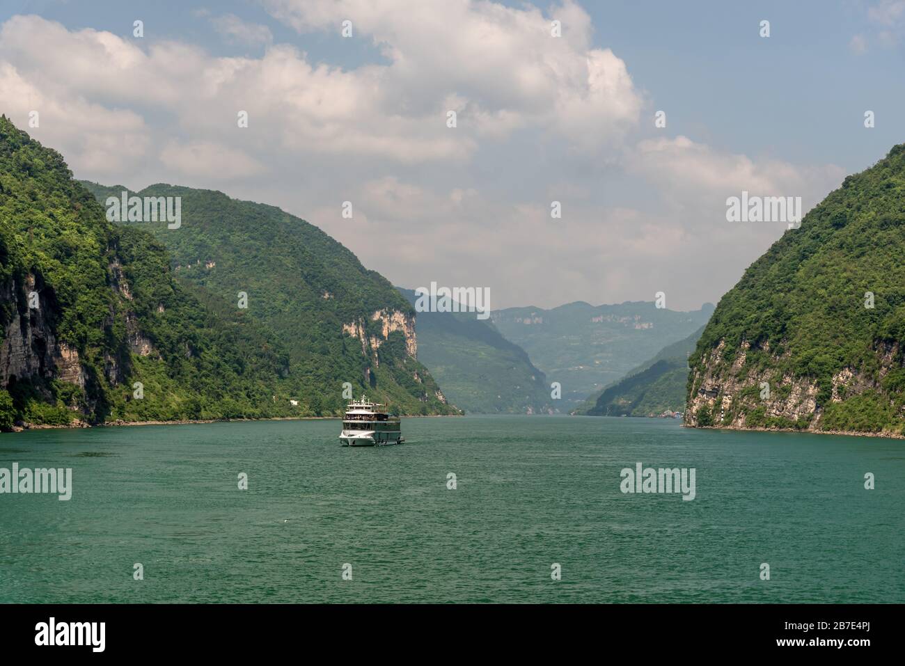 Three gorges of the yangtze china boat hi-res stock photography and ...