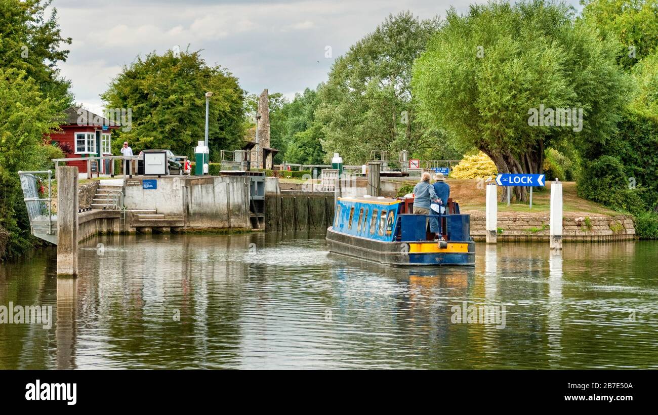 Barge entering lock hi-res stock photography and images - Alamy