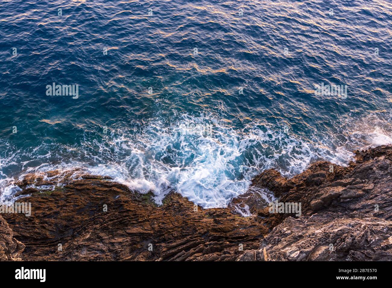 Waves crushing on rock hi-res stock photography and images - Alamy