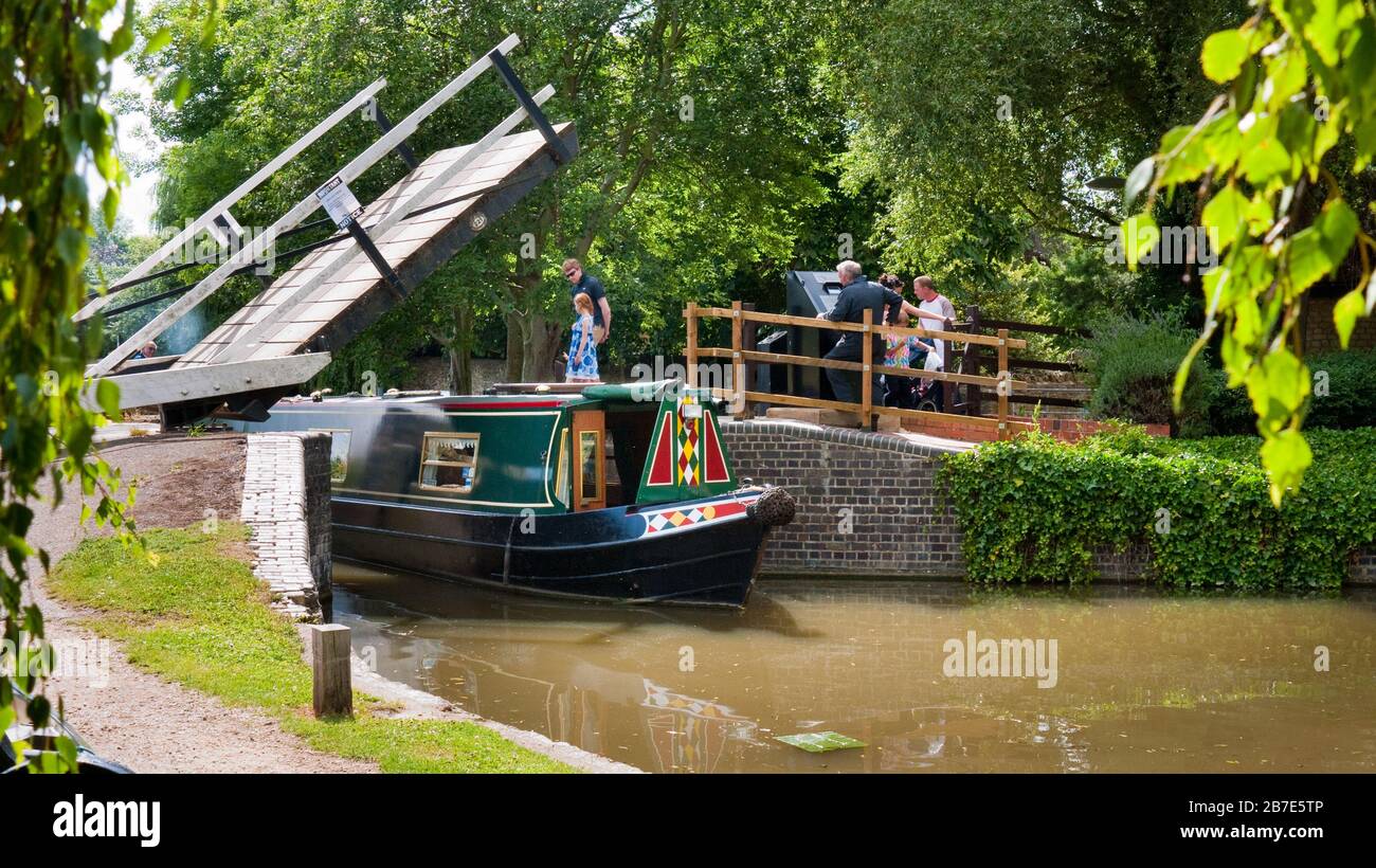 Narrowboat travelling through a lift bridge at Thrupp on the Oxford ...