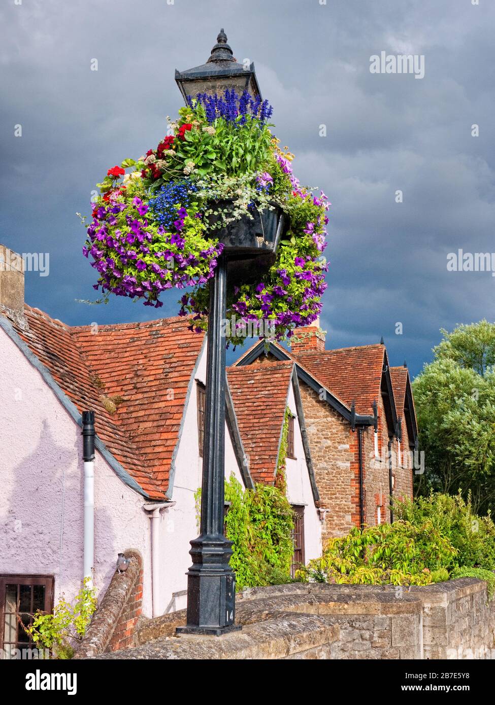 Flowers on Abingdon Bridge the River Thames at Abingdon Stock Photo - Alamy
