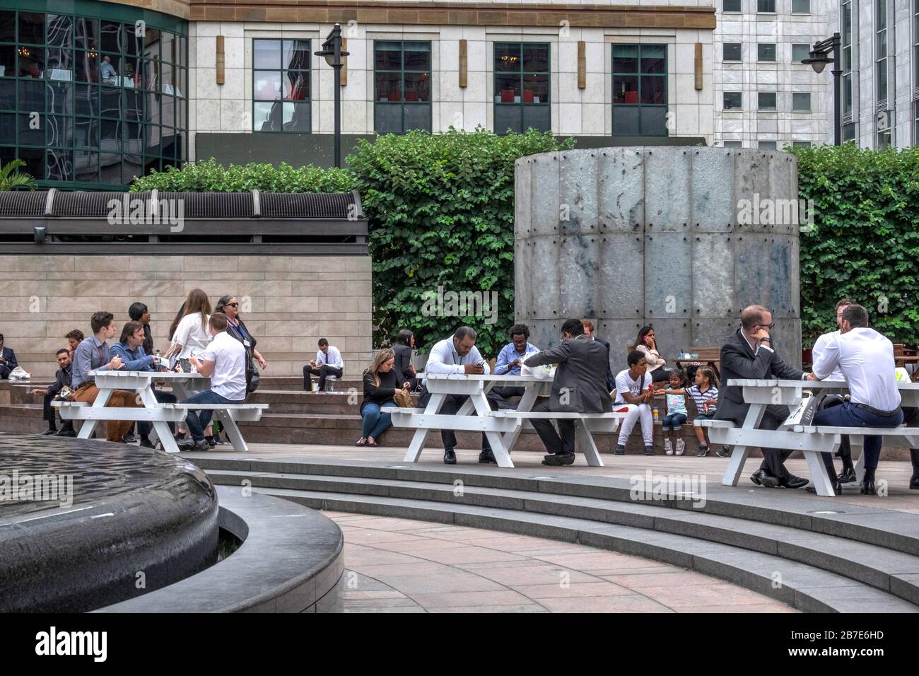 Lunch outside office workers hi-res stock photography and images - Alamy