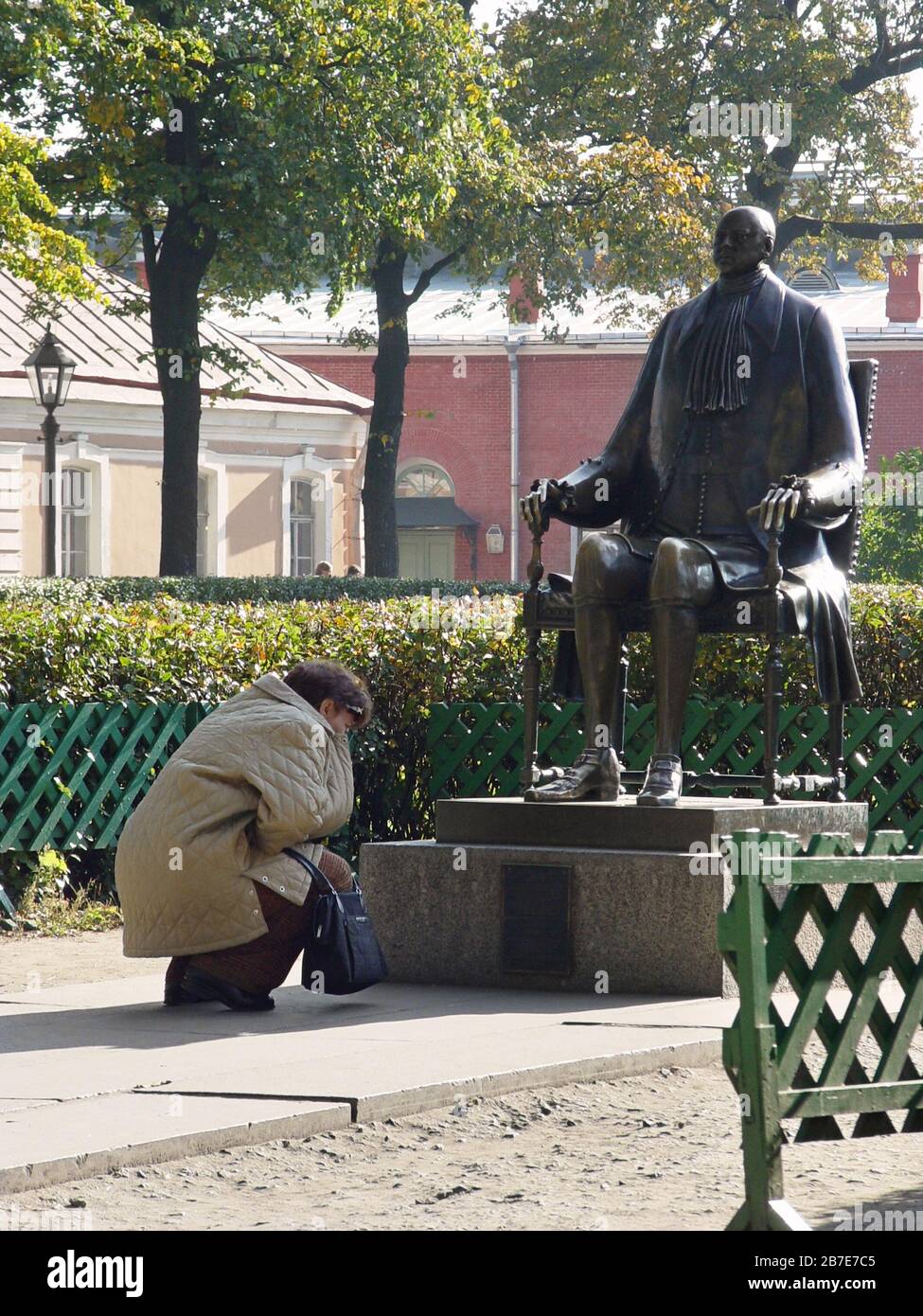 Reading statue foot hi-res stock photography and images - Alamy
