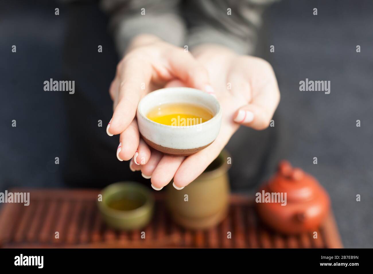Japanese tea ceremony woman serving hi-res stock photography and images ...