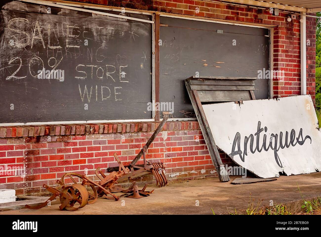 Store signs hi-res stock photography and images - Alamy