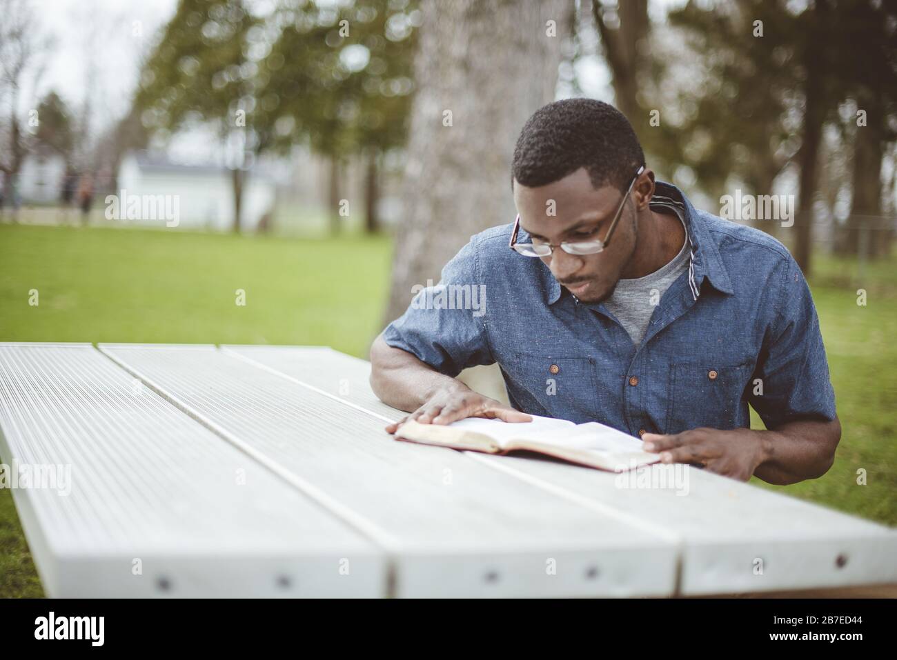 African american reading bible hi-res stock photography and images - Alamy