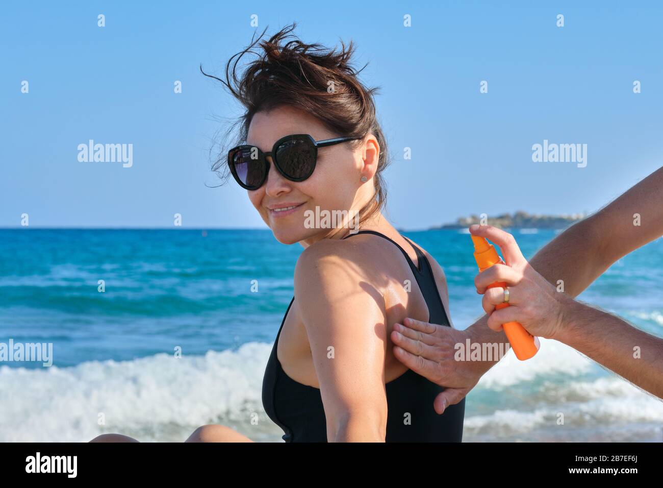 Man applying suntan lotion woman hi-res stock photography and images ...