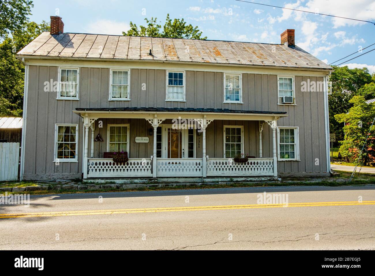 Weather board colonial house hi-res stock photography and images - Alamy