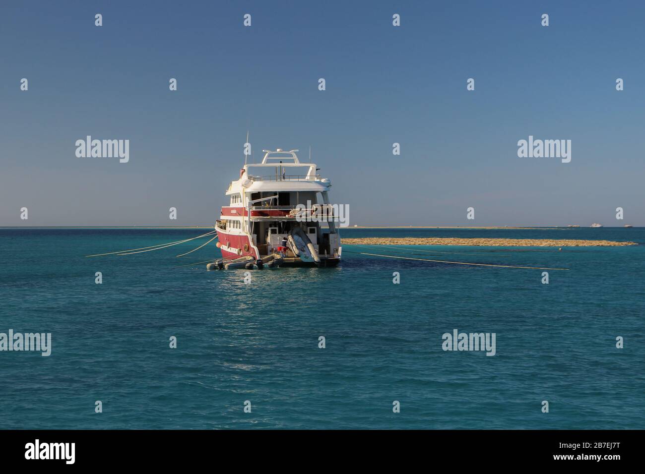 A boat wating for the divers in the red sea Stock Photo - Alamy