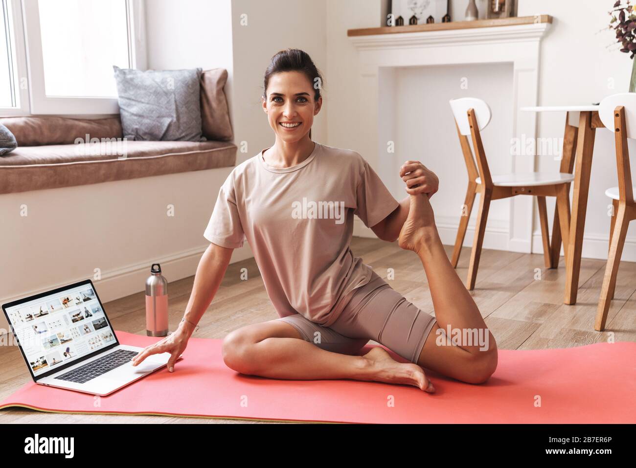 Image of a concentrated young beautiful brunette fitness woman make ...