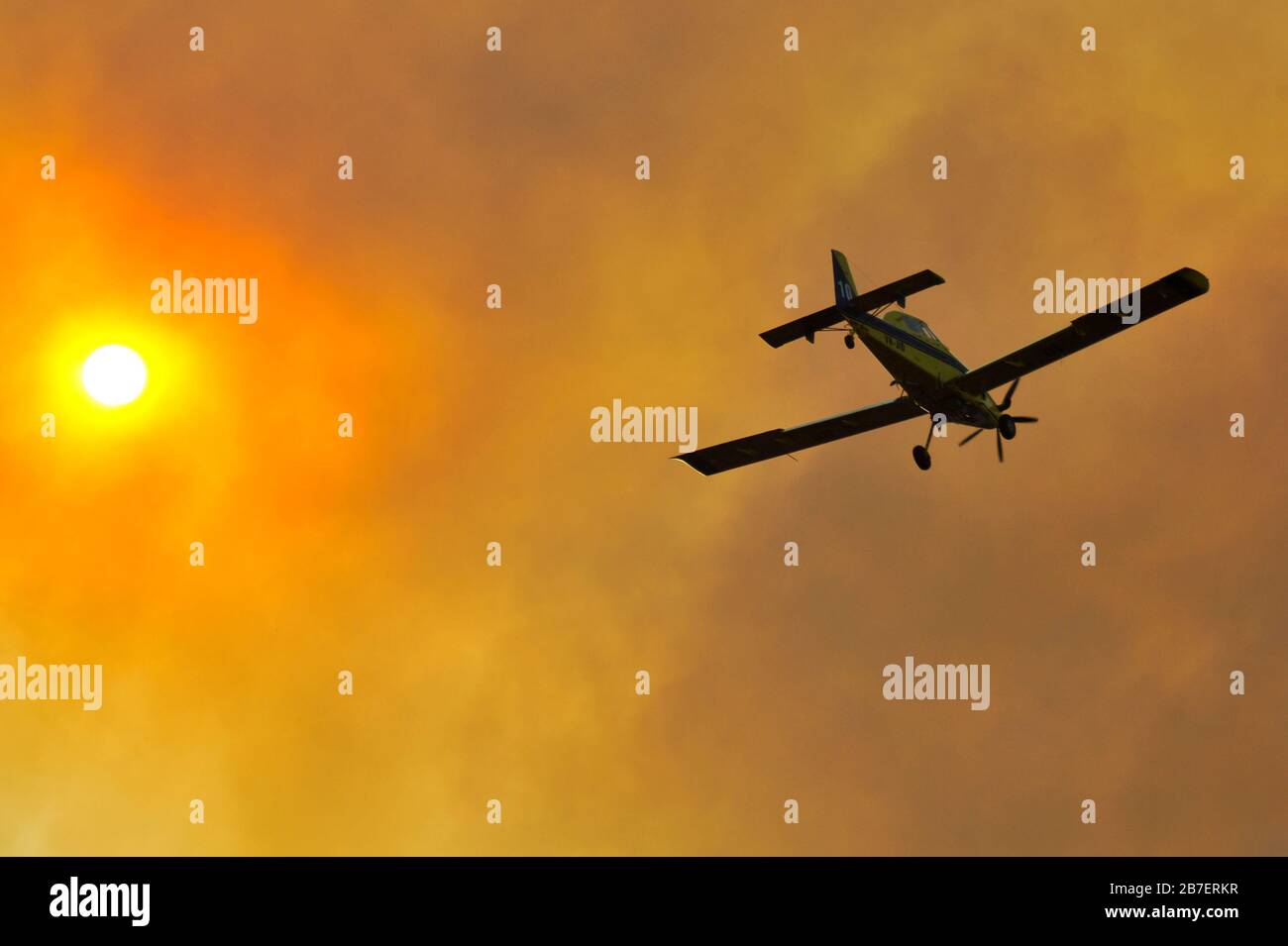 Water bomber over fire hi-res stock photography and images - Alamy