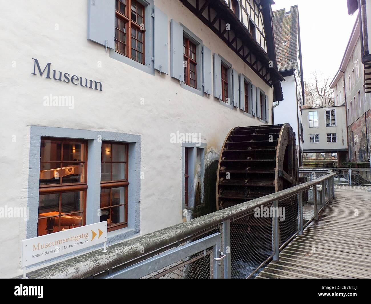 Flowing river between houses hi-res stock photography and images - Alamy