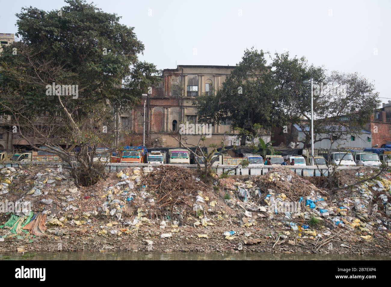 Rubbish trash garbage river hi-res stock photography and images - Alamy