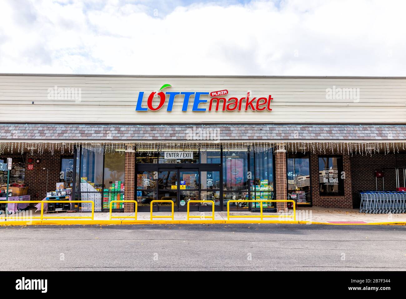 Herndon, USA - November 12, 2019: Exterior street in strip mall of ...