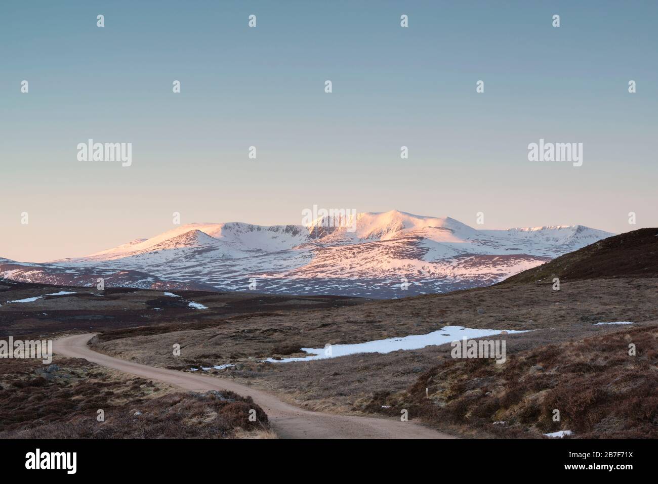 Lochnagar hi-res stock photography and images - Alamy