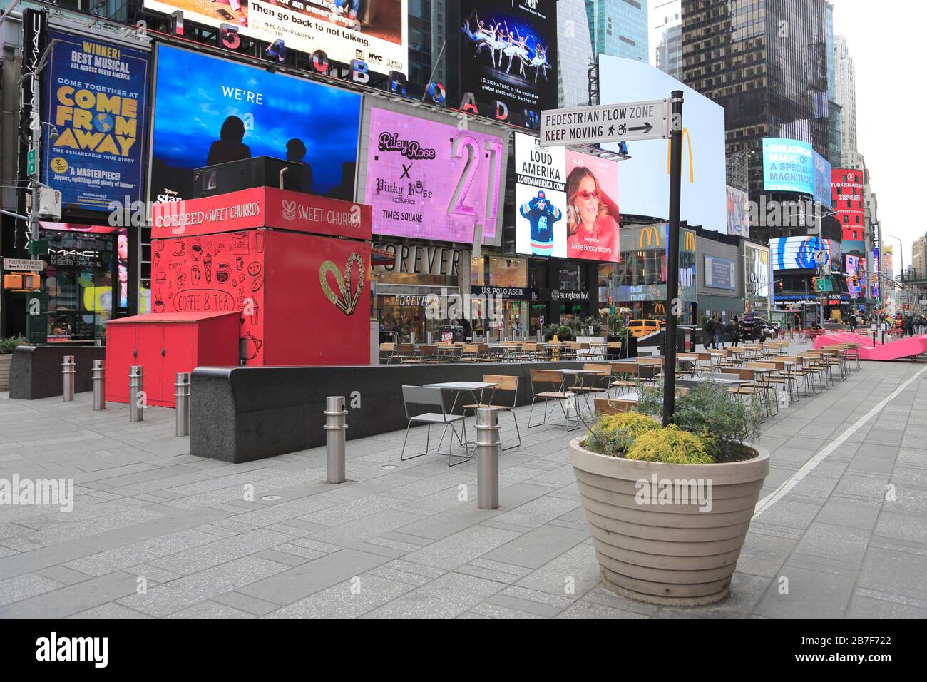 Pedestrian plaza times square hi-res stock photography and images - Alamy