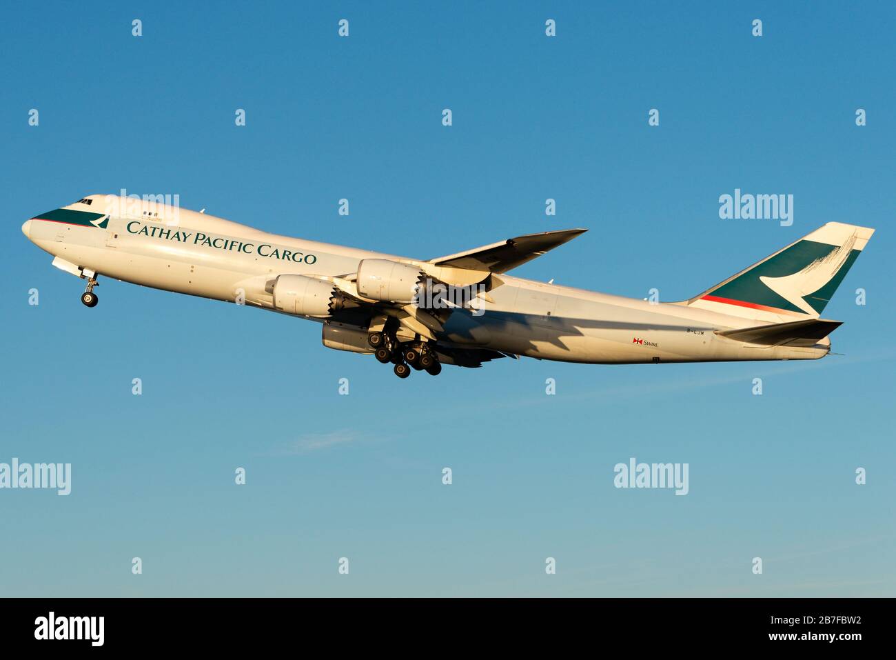 Boeing 747 8 take off hi-res stock photography and images - Alamy