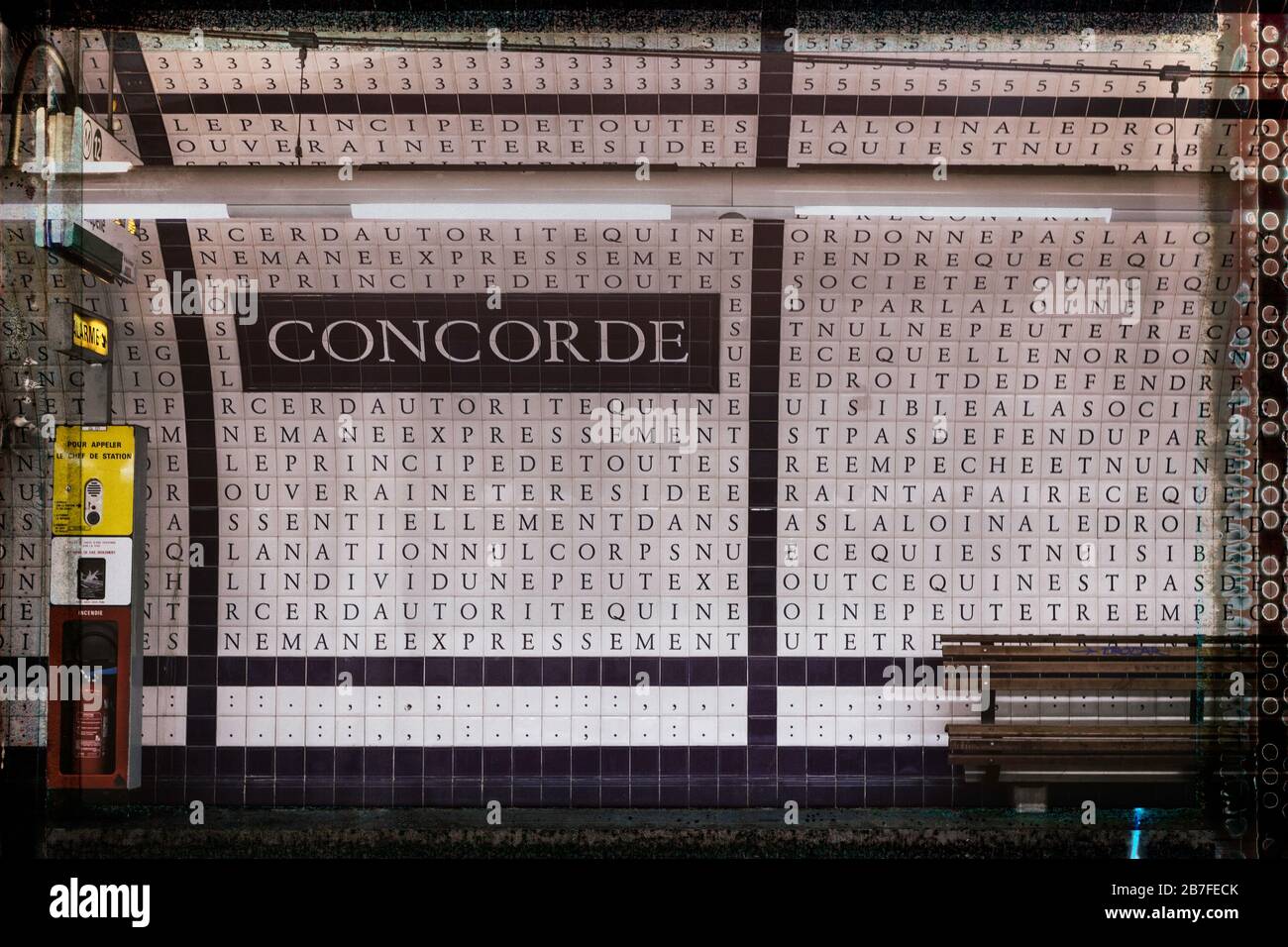 Empty bench and platform at Concorde Metro station, Right Bank,Paris ...