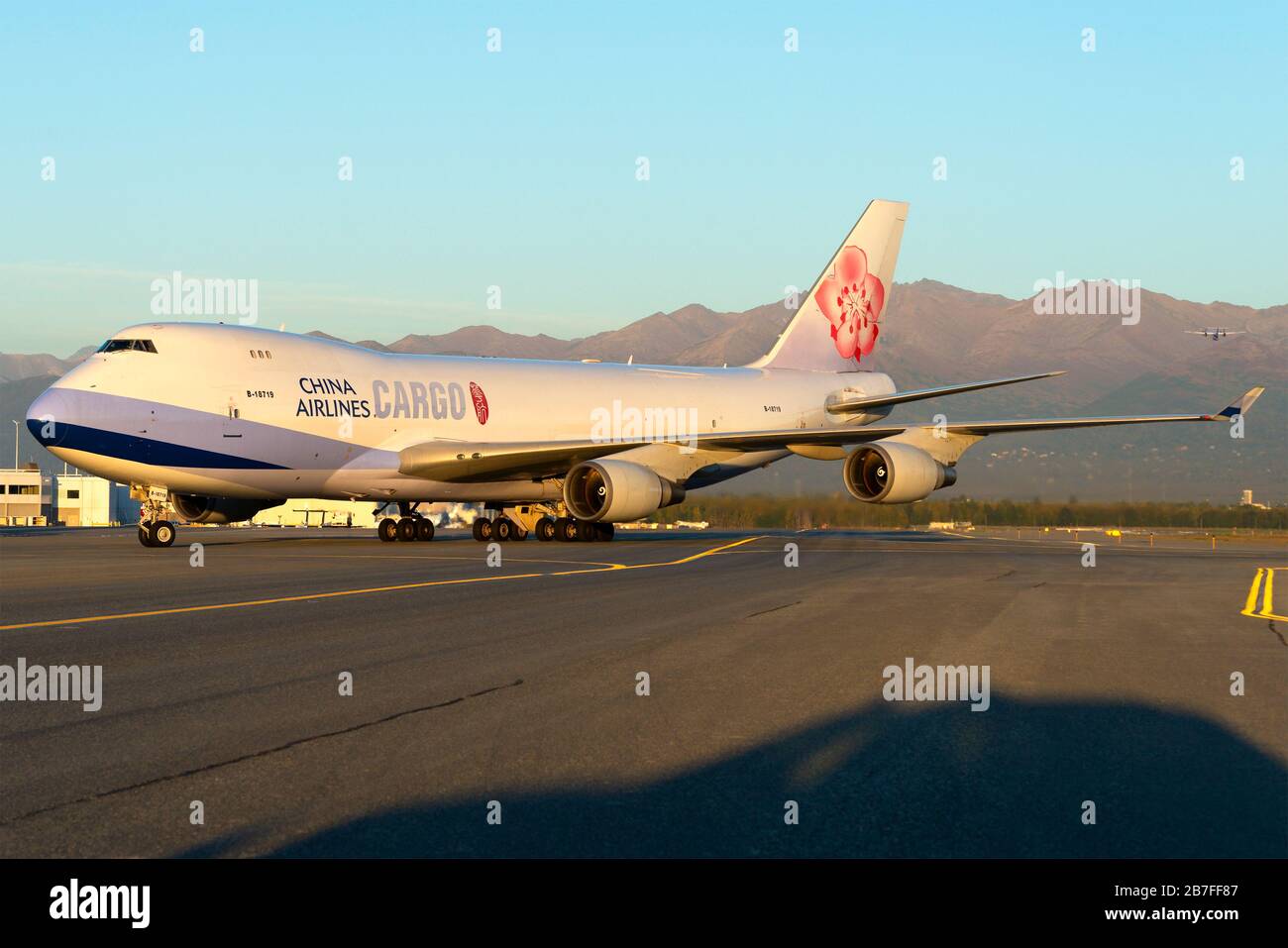 Boeing 747 400 freighter hi-res stock photography and images - Alamy