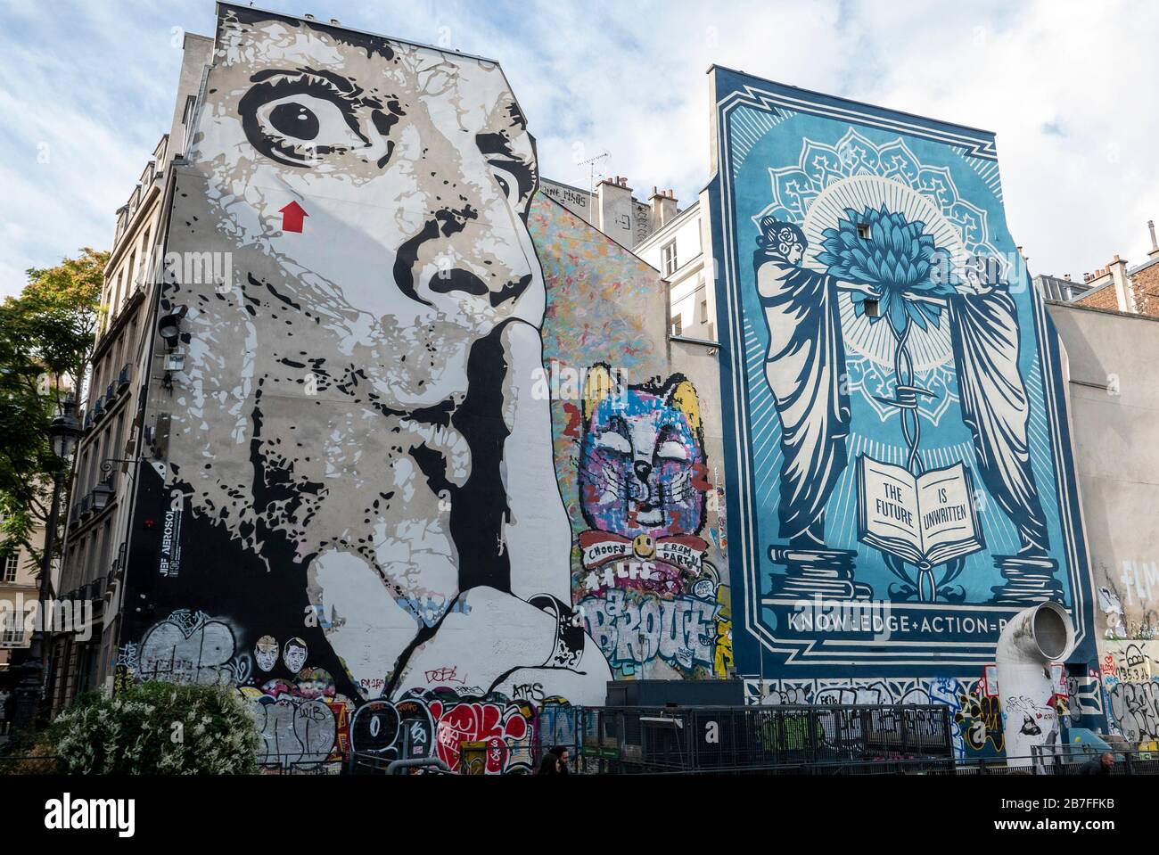 Paris france graffiti street art hi-res stock photography and images ...