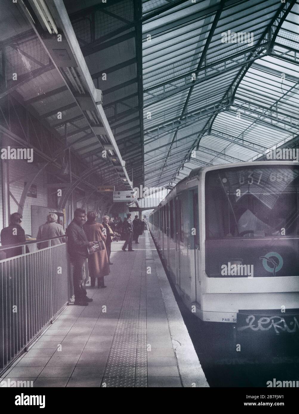 Paris elevated metro line hi-res stock photography and images - Alamy