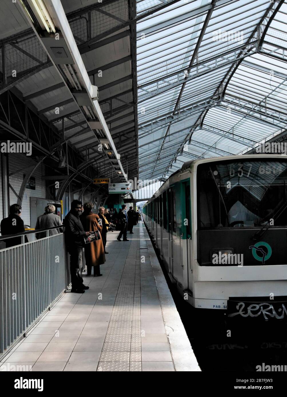 Paris elevated metro line hi-res stock photography and images - Alamy