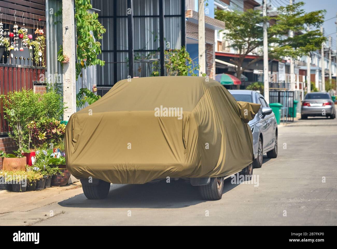 Car parked outside house hi-res stock photography and images - Alamy