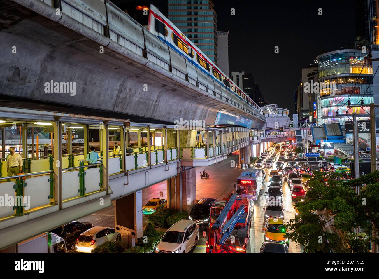 Talad Rot Fai (Talad Rod Fai) night market, Bangkok, Thailand Stock ...