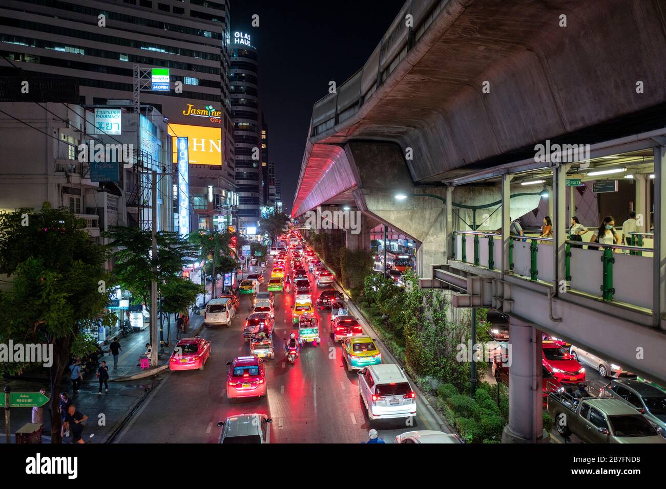 Bangkok rod fai night market hi-res stock photography and images - Alamy