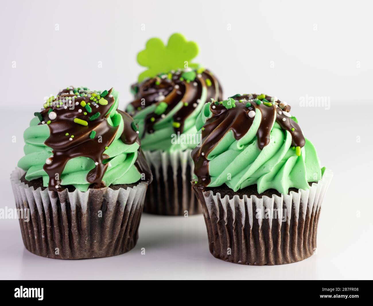 St. Patrick’s Day Chocolate mint frosted cupcakes with chocolate ...