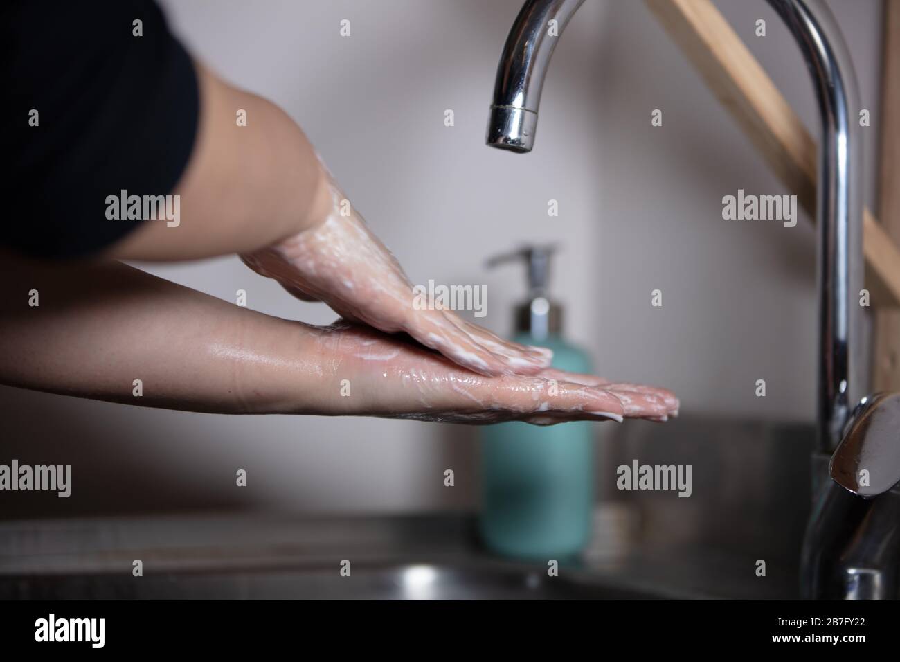 Person washing her hands with soap in the sink Stock Photo - Alamy