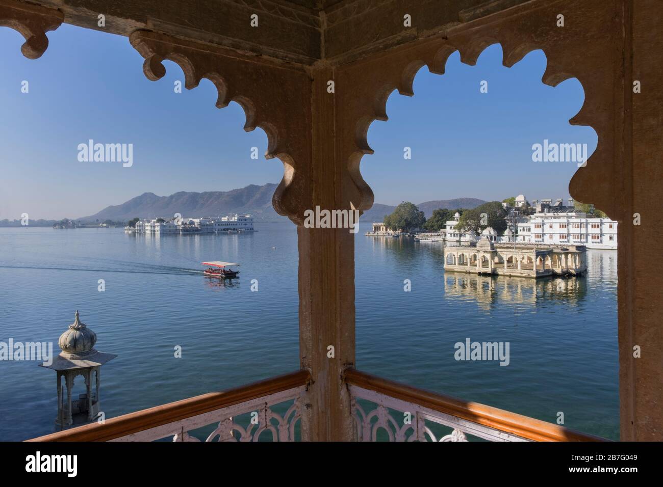 View to Lake Pichola and Lake Palace Udaipur Rajasthan India Stock ...