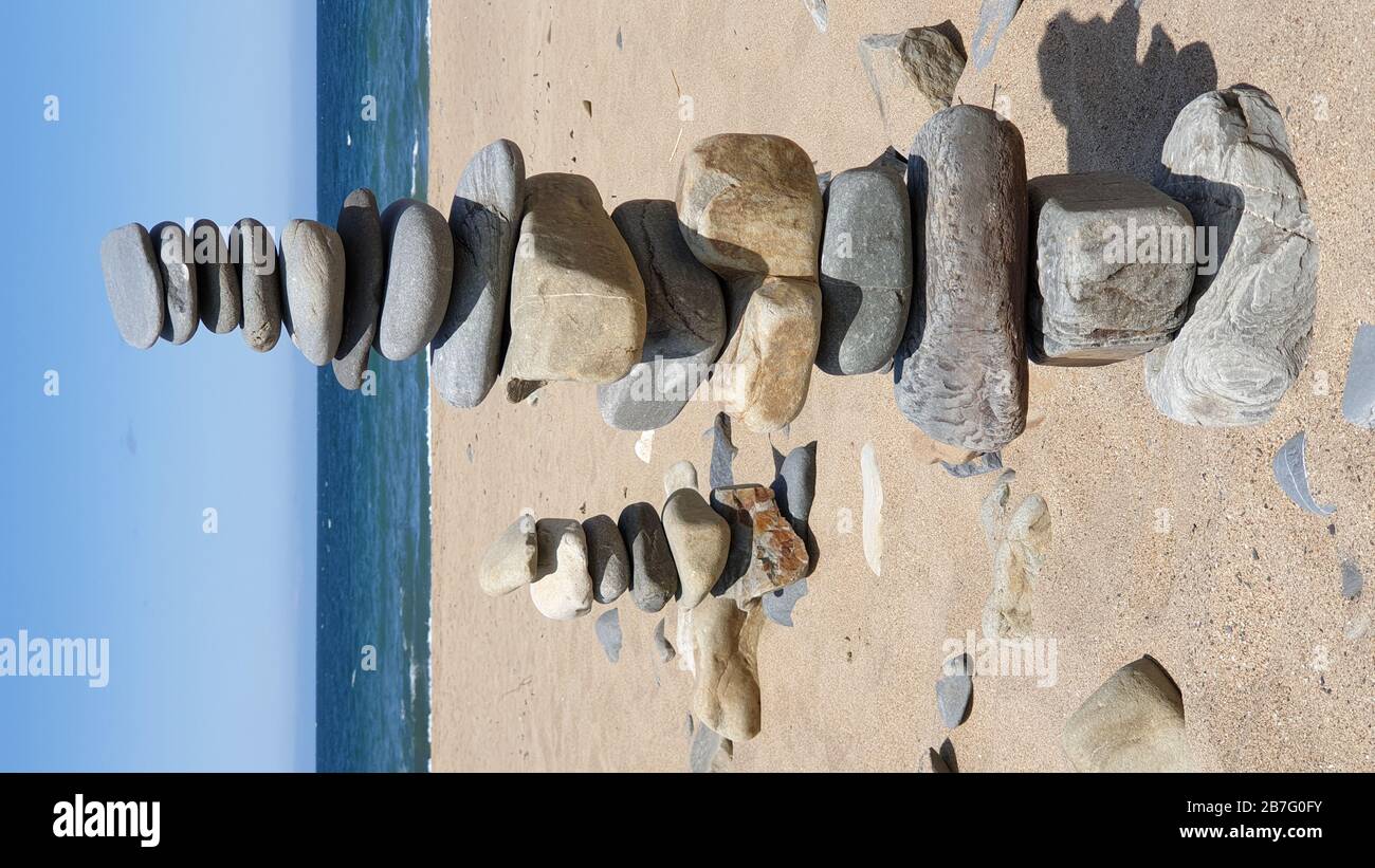 Multiple rocks on beach hi-res stock photography and images - Alamy