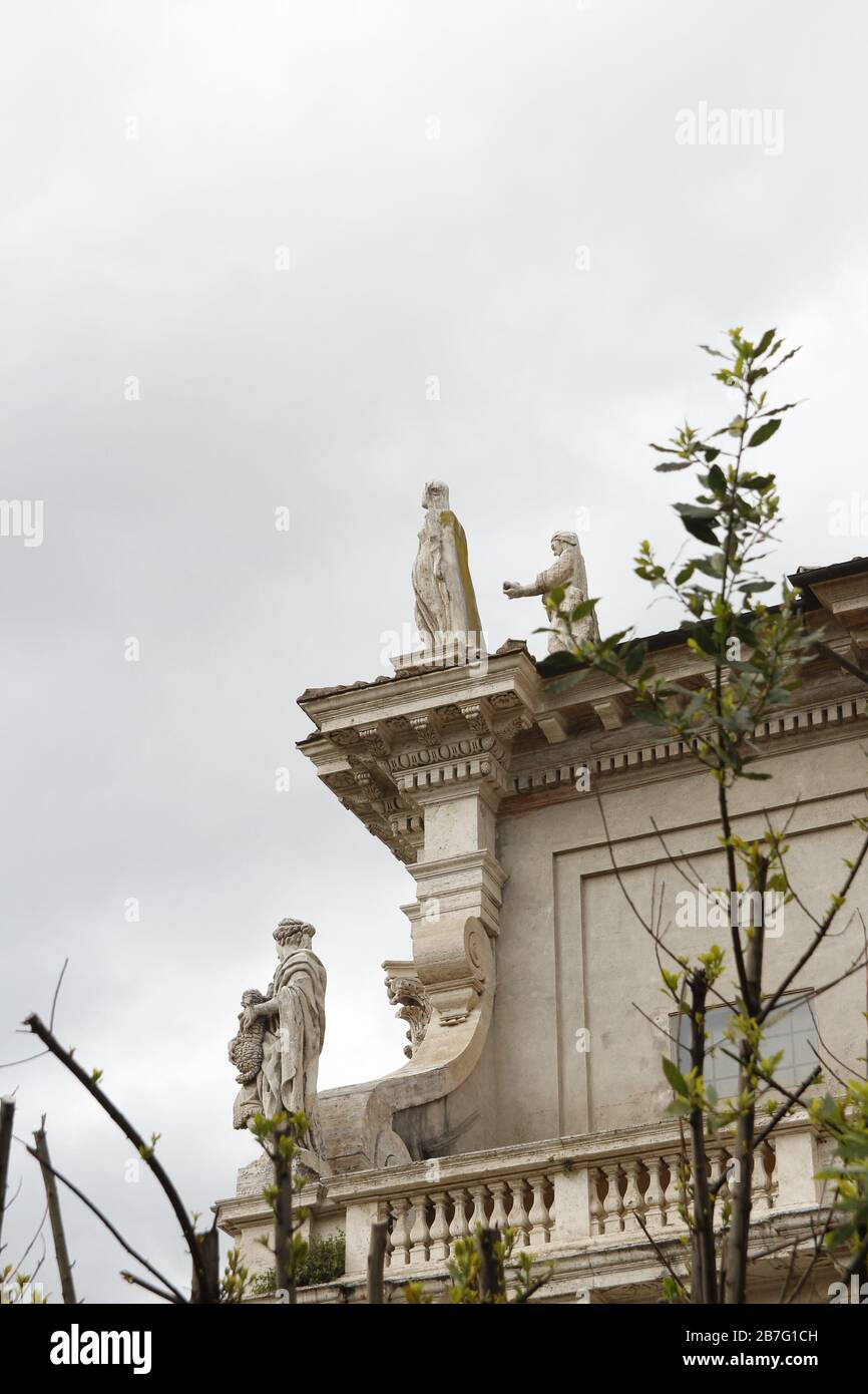 Ruined roman statues hi-res stock photography and images - Alamy