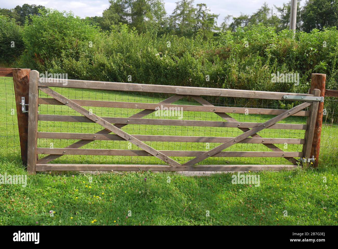 Farm gate on a farm, Herefordshire, England, Great Britain Stock Photo ...