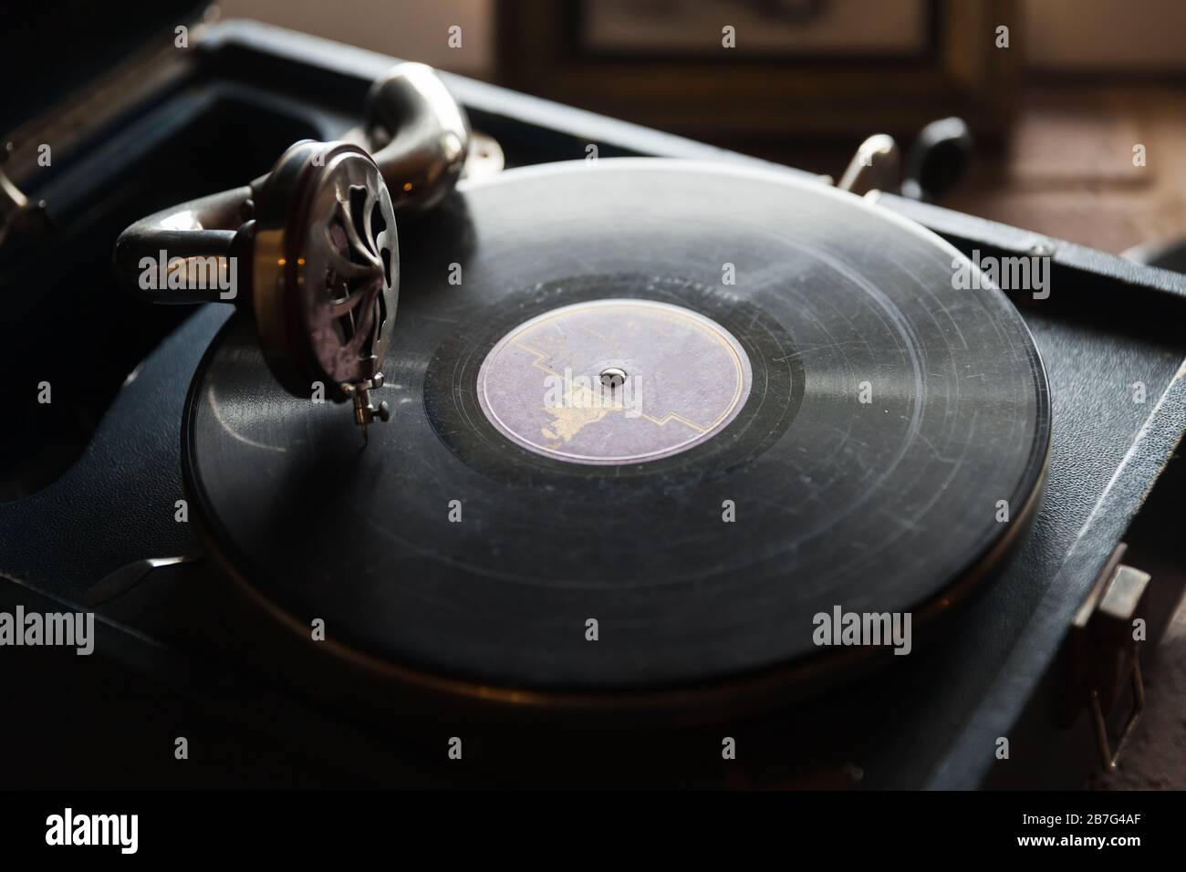 Old phonograph with record hi-res stock photography and images - Alamy