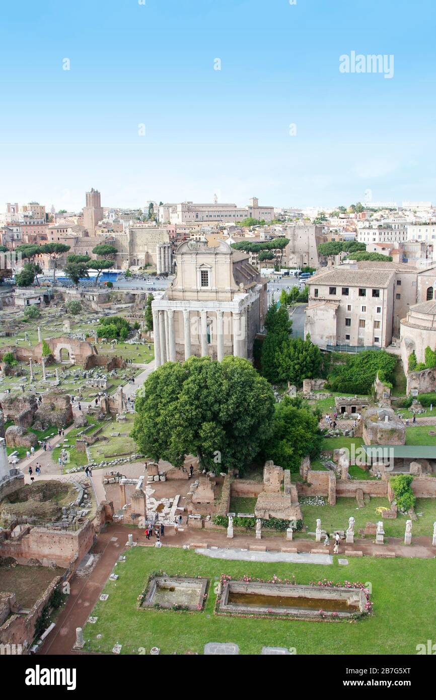 Peristyle garden hi-res stock photography and images - Alamy