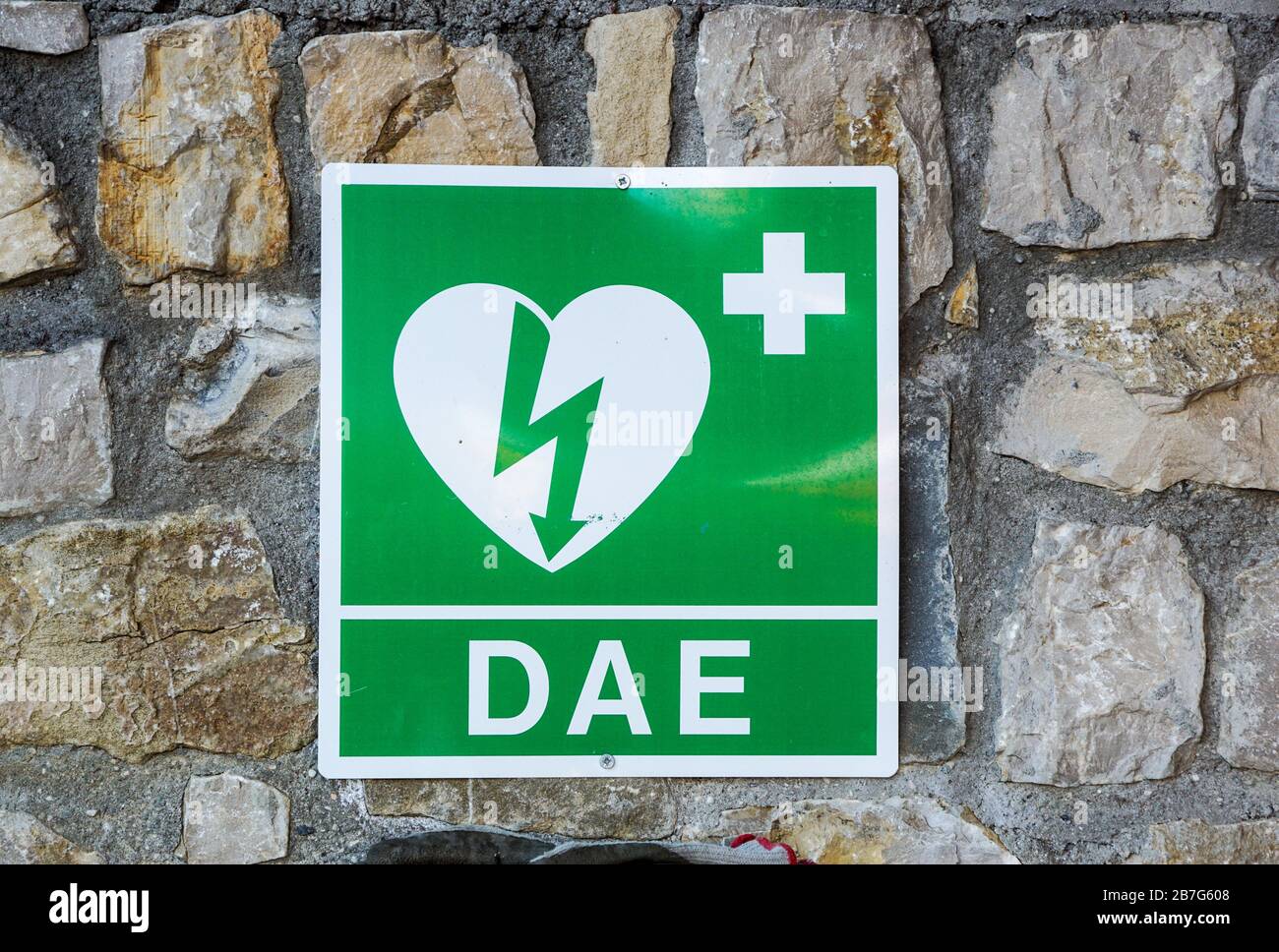 AED Automated External Defibrillator sign mounted to a wall Stock Photo ...