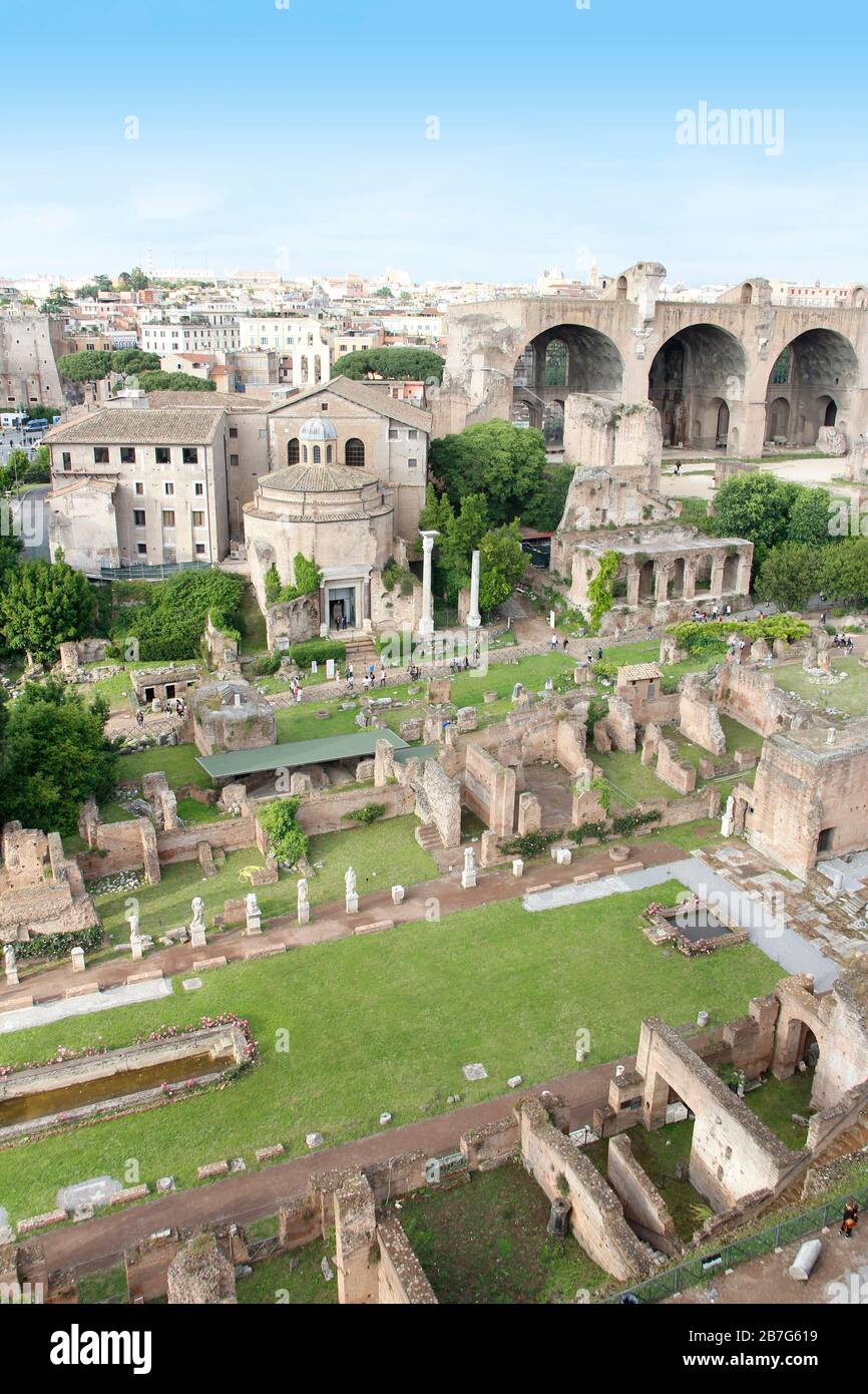The peristyle garden court of the House of the Vestal Virgins (Atrium ...