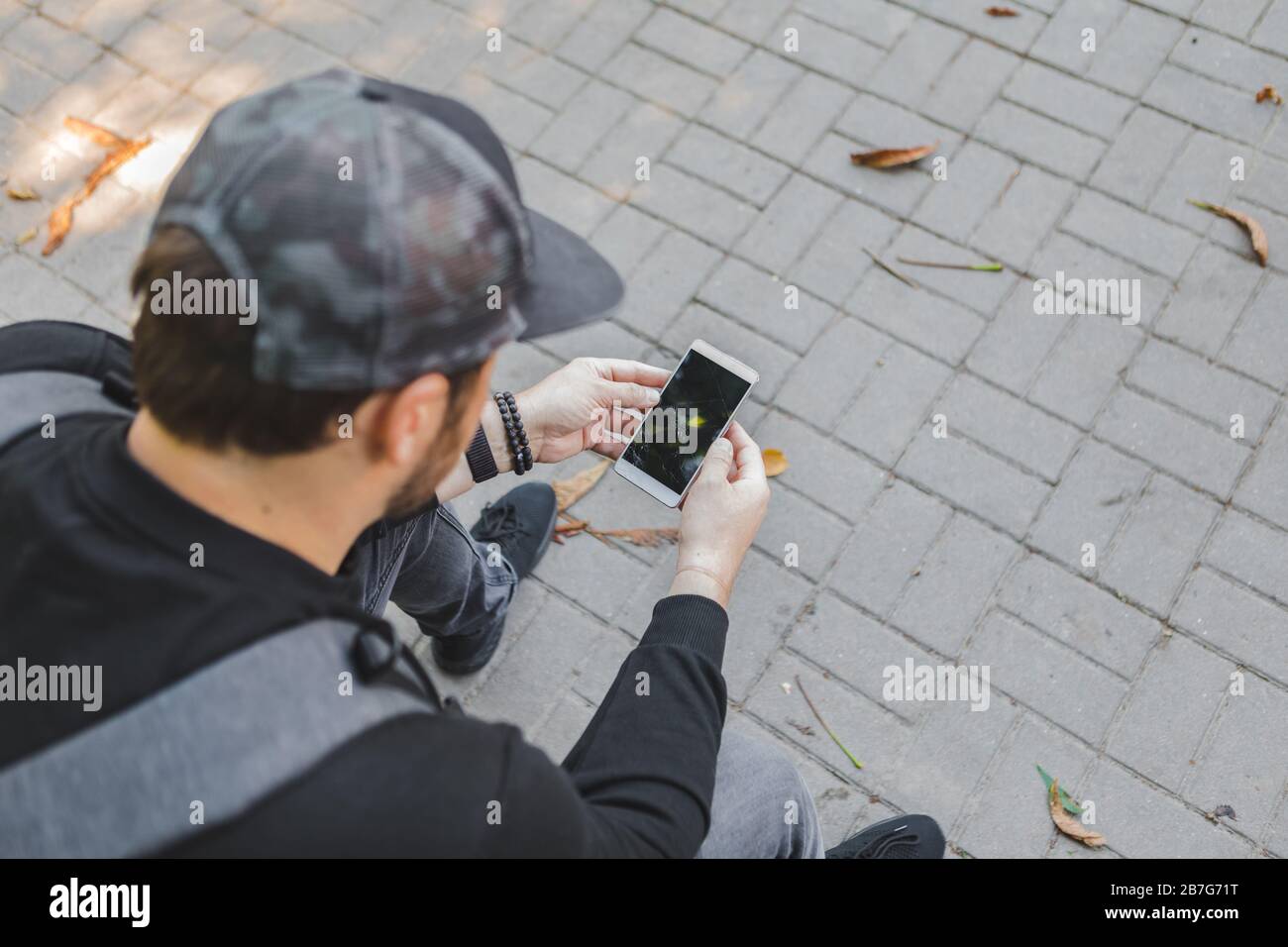 hands holding phone with broken cracked screen Stock Photo - Alamy
