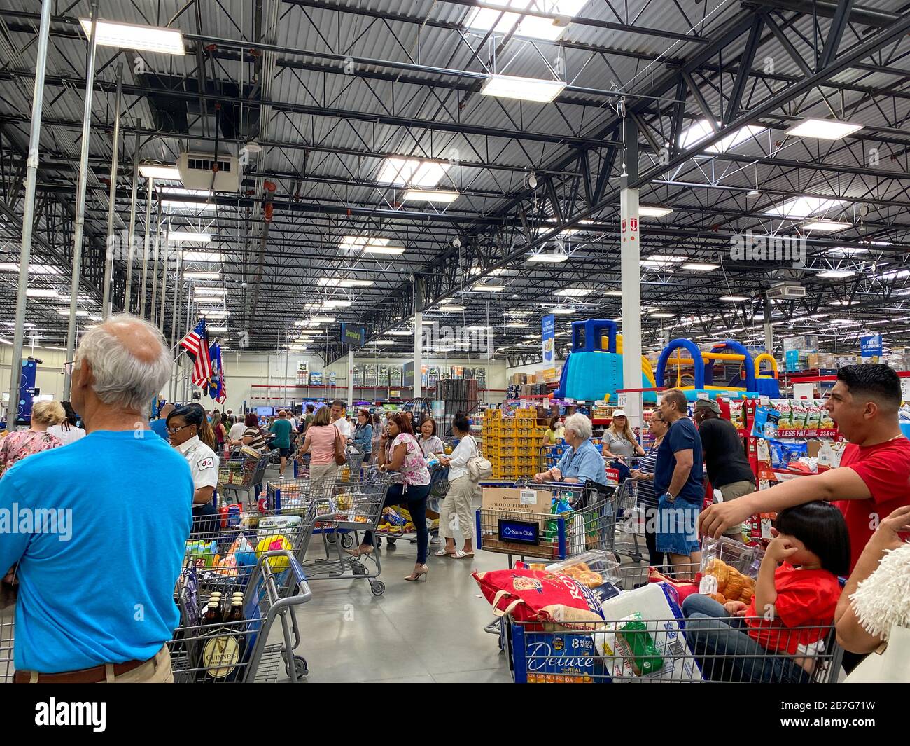 Grocery store check out lines hi-res stock photography and images - Alamy