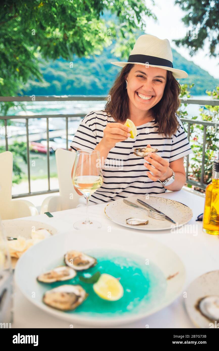 People eating oysters hi-res stock photography and images - Alamy