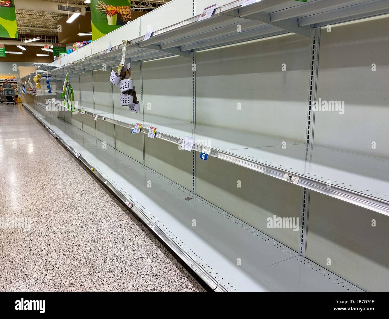 Empty toilet paper aisle hi-res stock photography and images - Alamy