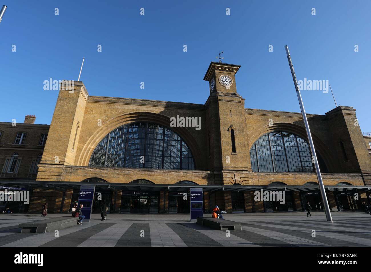 Kings cross road hi-res stock photography and images - Alamy