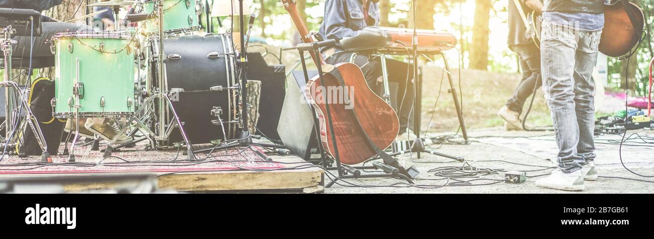 Festival musicians in nature hi-res stock photography and images - Alamy