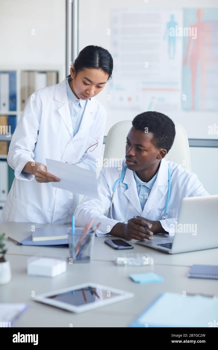 Doctors talking to school hi-res stock photography and images - Alamy