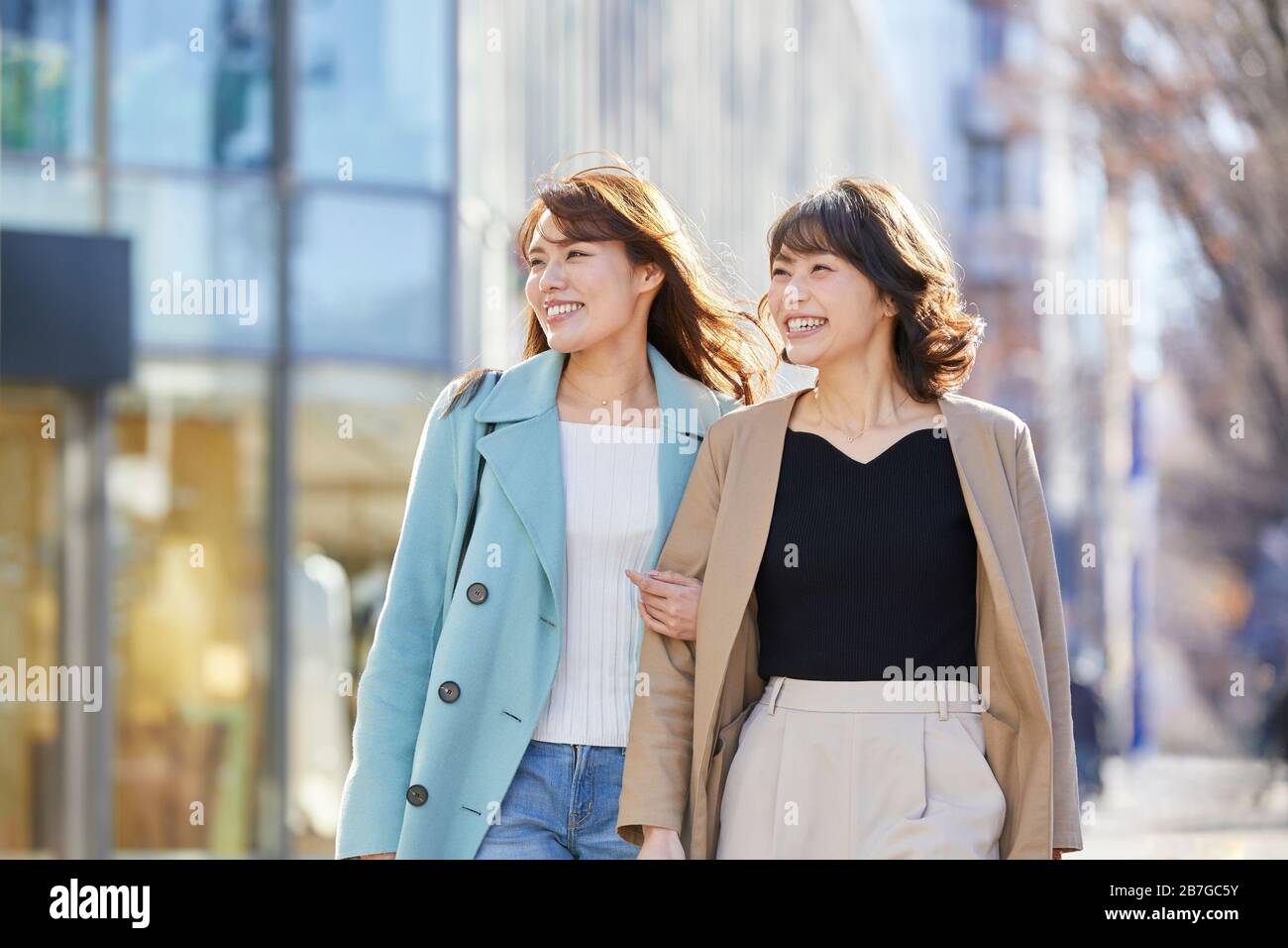 Young Japanese women downtown Tokyo Stock Photo - Alamy