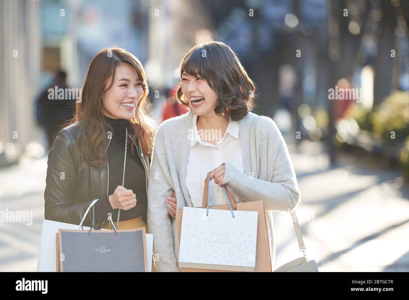 Young Japanese women downtown Tokyo Stock Photo - Alamy